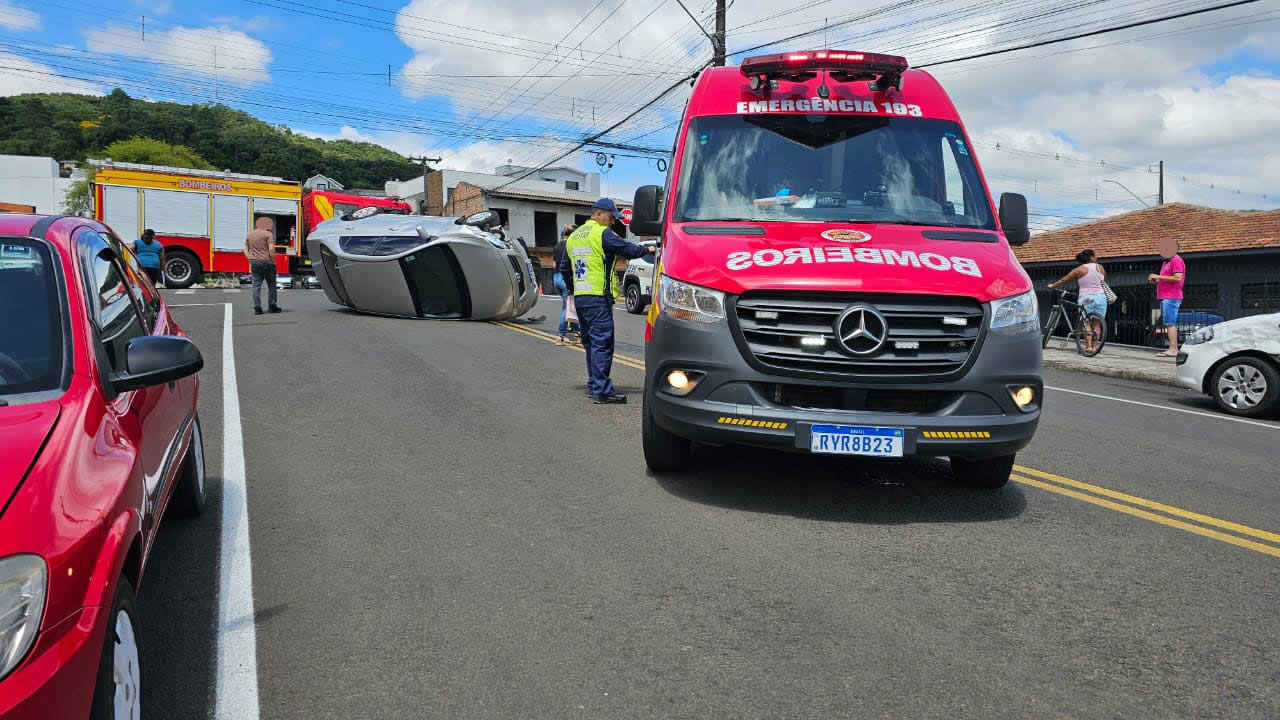 Acidente em Porto União: Corolla fica lateralizado após colisão na ...
